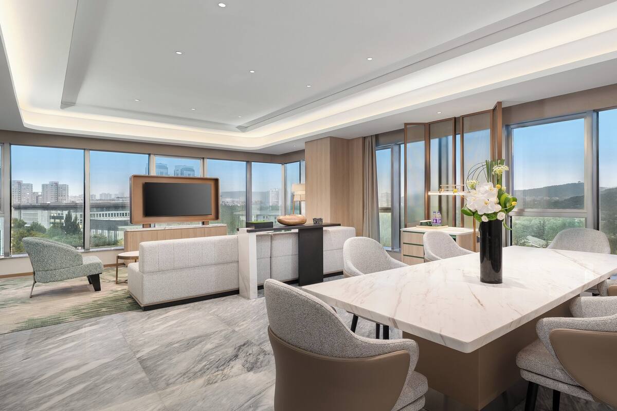 Suite, 1 quarto (Living and Dining Area) | Lençóis de algodão egípcio, roupa de alta qualidade, edredões de penas 