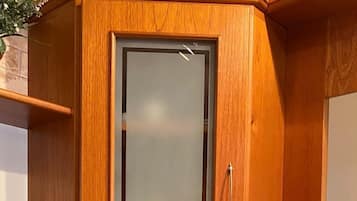 Apartamento clássico, varanda coberta, vista para o pátio | Cozinha privada | Geladeira grande, micro-ondas, fogão, lava-louças