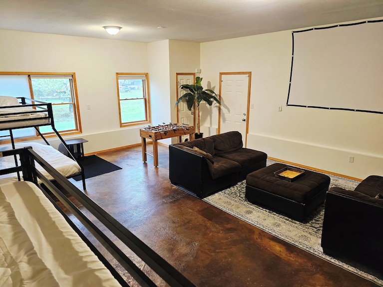 Countryside Knotty Pine \N1king,2queen,2bunk Beds\nlarge Yard + A Deck With A View - Alexandria, MN