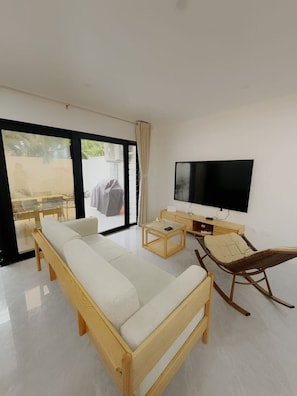 Apartamento Familiar, fumadores, casa de banho privativa | Sala de estar | Impressoras