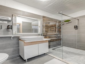 Quarto Duplo (Six-Bed Room) | Casa de banho | Um polibã, toalhas fornecidas 