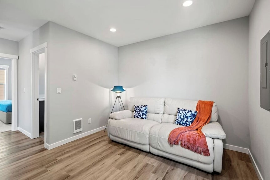 The Nest - 4br Historic Duplex Walk To Park + Free Parking - Tacoma, WA