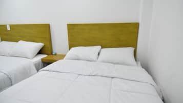 Quarto quádruplo conforto | Espaço de trabalho para notebook, Wi-Fi de cortesia, roupa de cama