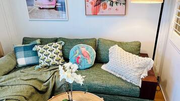Apartamento Comfort, vista para o jardim | Sala de estar | Televisor