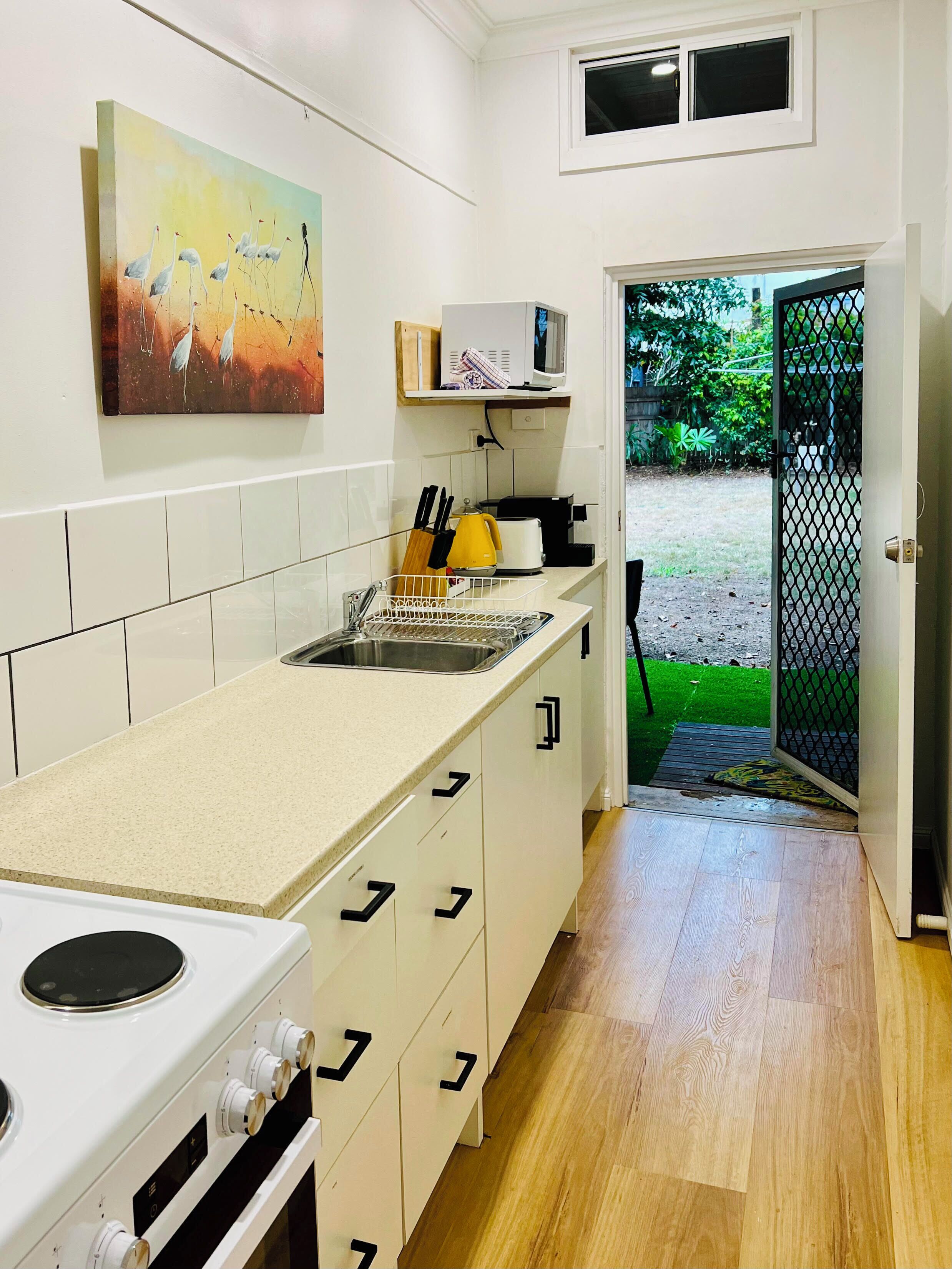 Apartamento conforto, vista para o jardim | Cozinha privada | Geladeira grande, micro-ondas, cooktop, chaleira elétrica