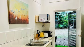 Apartamento conforto, vista para o jardim | Cozinha privada | Geladeira grande, micro-ondas, cooktop, chaleira elétrica