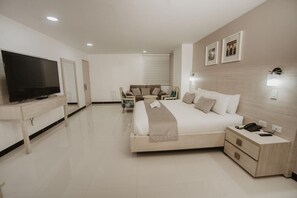 Suite de Luxo | Cofre no quarto, secretária, cortinas/cortinados opacos, Wi-fi grátis 