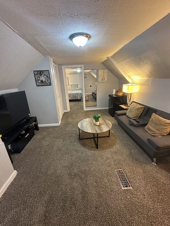 Charming 2-bedroom House With Ac In Cleveland - Cleveland, OH