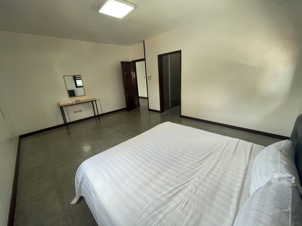 Charming 4-bedroom condo with AC in Clark Special Economic Zone ...