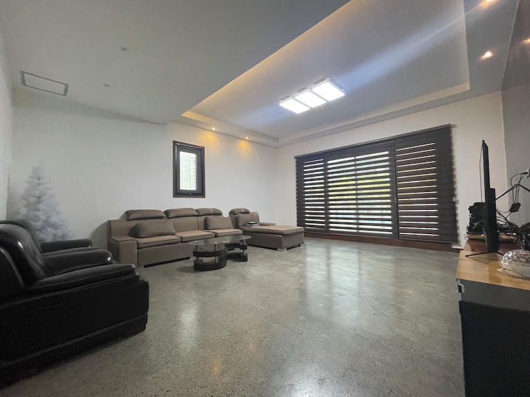 Charming 4-bedroom Condo With Ac In Clark Special Economic Zone - Ángeles