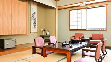 Uma sala de reuniões tradicional em estilo japonês, com tatames, uma mesa baixa e cadeiras de madeira.