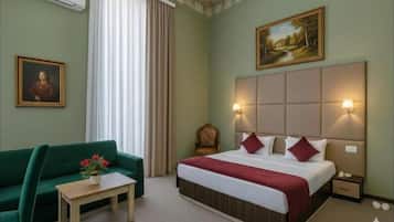 Quarto casal luxo, sacada, vista para a cidade | Escrivaninha, espaço de trabalho para notebook, Wi-Fi de cortesia