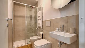 Apartamento, 1 quarto | Casa de banho | Um bidé