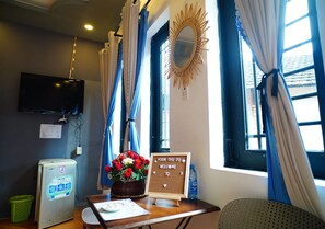 Quarto Triplo Cidade, pátio, vista para o jardim | Com decoração personalizada, com mobília individualizada, secretária