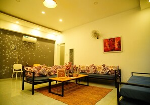 Apartamento de Luxo, pátio, vista para o jardim | Sala de estar | TV de ecrã plano