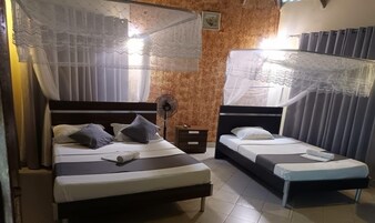 Quarto Duplo ou Twin Deluxe | Wi-fi grátis, com decoração personalizada, com mobília individualizada