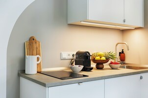 Estúdio luxo, sacada | Cortinas blackout, ferros/tábuas de passar roupa, berço de viagem