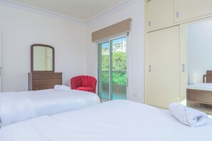 Apartamento, 3 quartos, cozinha, vista para a cidade | Cortinas blackout, ferros/tábuas de passar roupa, Wi-Fi de cortesia