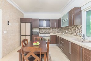 Apartamento, 3 quartos, cozinha, Vista para a cidade | Cozinha privada | Um frigorífico/congelador grande, um micro-ondas, um forno