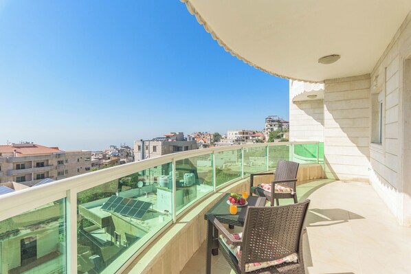 Apartamento, 3 quartos, cozinha, vista para a cidade | Sacada