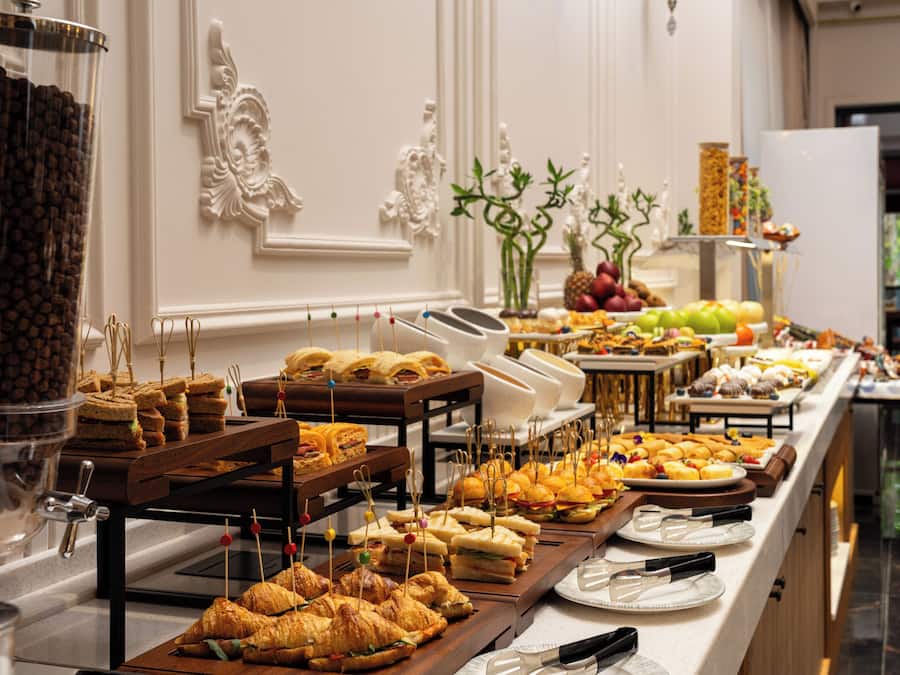 Pequeno-almoço tipo buffet diário mediante uma taxa
