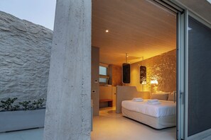 Comfort Double Room, 1 Queen Bed, Patio, Courtyard View Hub 05 | Roupa de alta qualidade, cofre no quarto, cortinas/cortinados opacos 