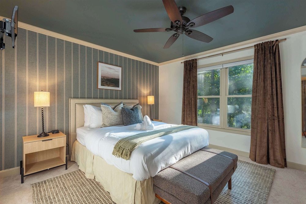 Wolf Summit Retreat • Sleeps 14 • Arcade - Wolf Laurel | Vrbo