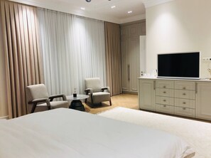 Quarto Duplo Deluxe, vista para o pátio | Roupa de alta qualidade, minibar, cofre com capacidade para portátil 