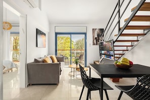 Apartamento, vista para o pátio | Área de estar