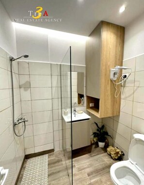 Apartamento clássico | Banheiro | Chuveiro, secador de cabelo, toalhas de banho, sabonete