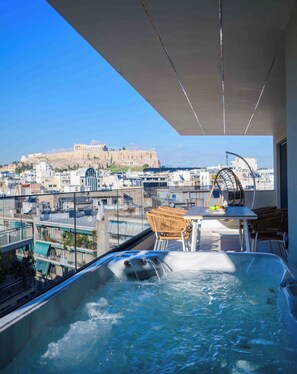 3-Bedroom House with Outdoor Hot Tub & Acropolis View | Terraço/pátio