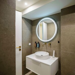 Premium 1-Bedroom Suite with Outdoor Hot Tub | Banheiro | Chuveiro, produtos de toalete grátis, secador de cabelo, chinelos