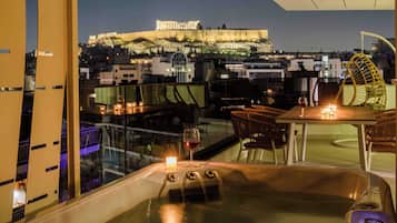 3-Bedroom House with Outdoor Hot Tub & Acropolis View | Terraço/pátio interior