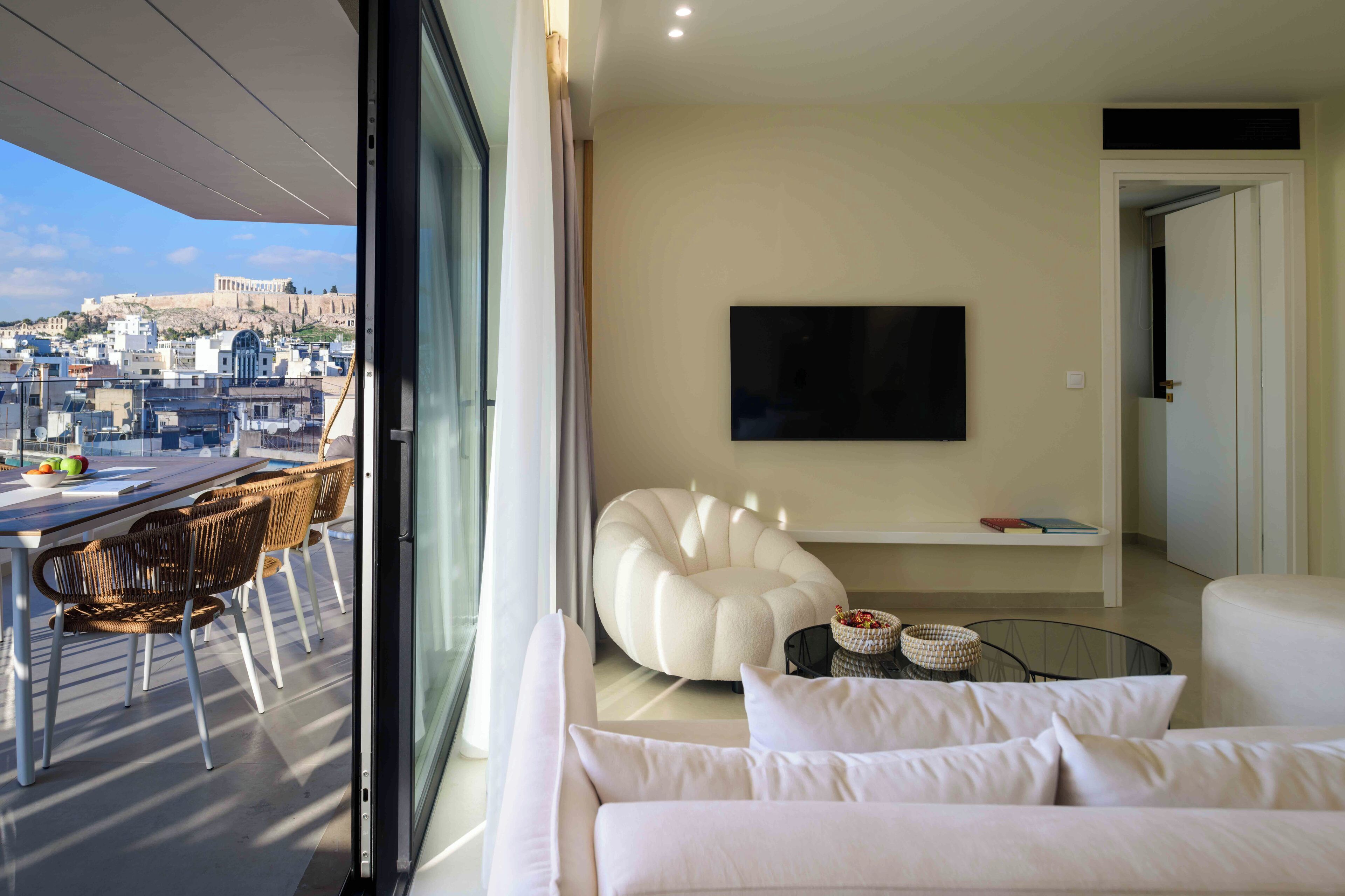 3-Bedroom House with Outdoor Hot Tub & Acropolis View | Cofres nos quartos, escrivaninha, cortinas blackout