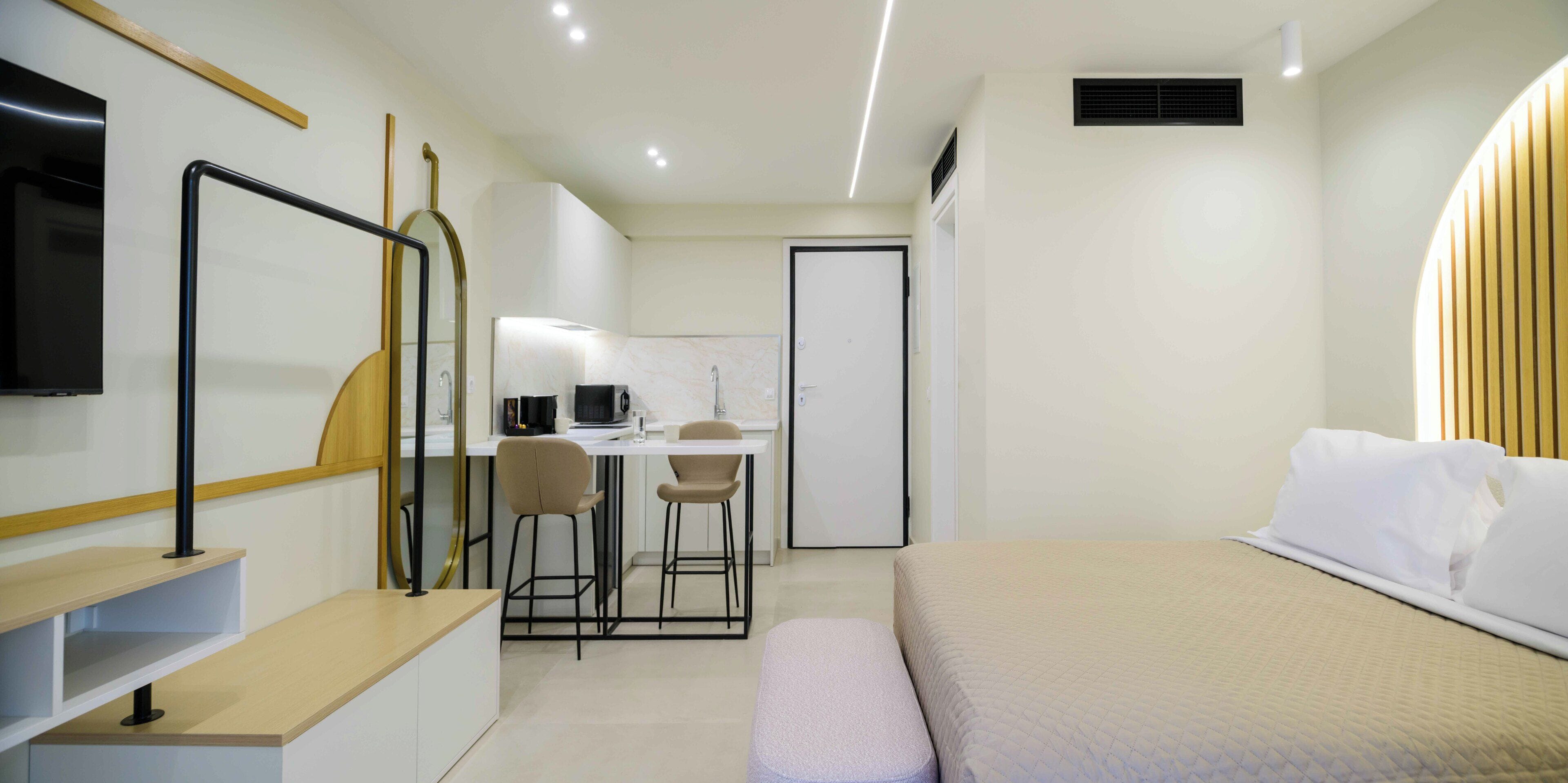 Cofres nos quartos, escrivaninha, cortinas blackout