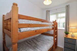 2 quartos, com decoração personalizada, com mobília individualizada 