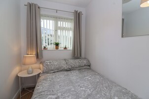 2 quartos, com decoração personalizada, com mobília individualizada 