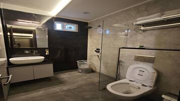 Quarto Deluxe | Casa de banho | Toalhas fornecidas, sabão, papel higiénico