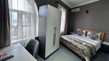 Quarto casal standard, vista para a cidade | Roupas de cama premium, camas Select Comfort, frigobar