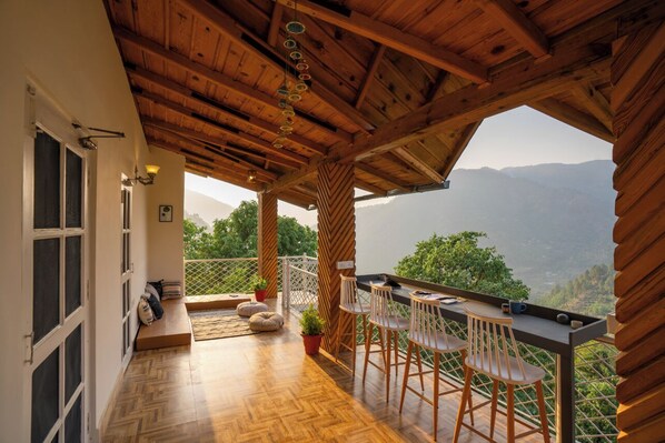 Apartamento Deluxe, vista para a montanha | Sala de estar