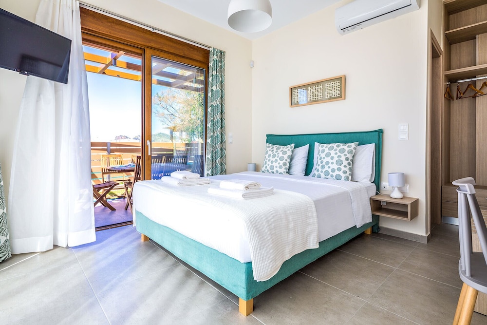Chryseis Villa Chania: Walk to Beach, Shops & Restaurants / Private ...