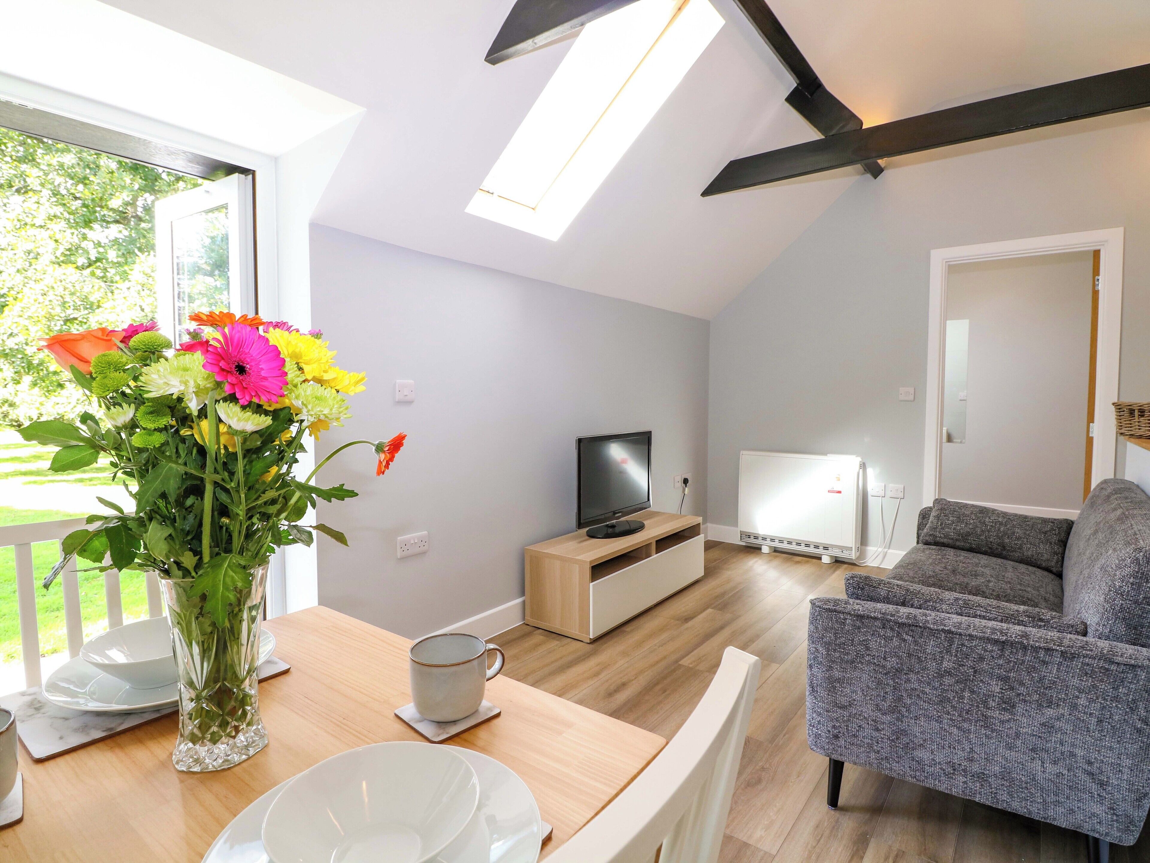 The Old Parlour, Pet Friendly, With A Garden In Durley - Southampton, UK