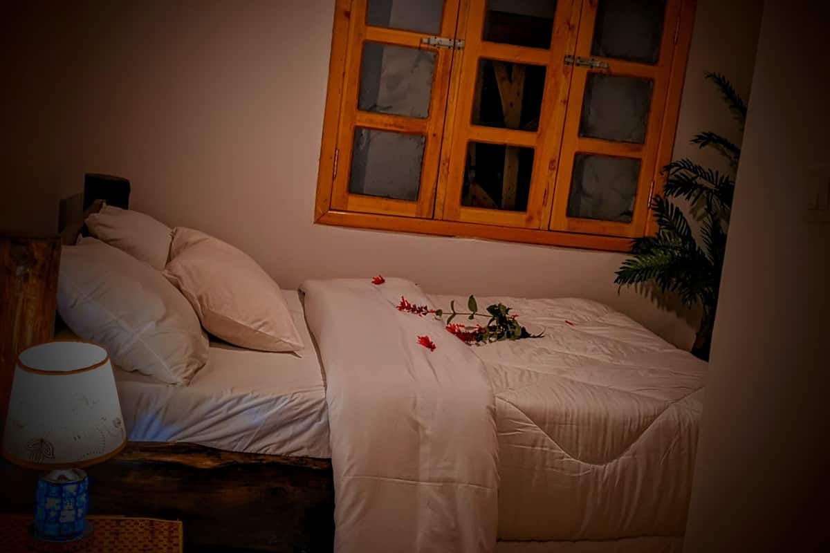 Quarto Familiar, vista para o jardim | Cofre no quarto, secretária