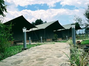 Tenda, varanda, vista para a montanha | Cofre no quarto, secretária