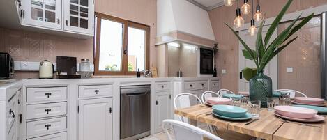 Geladeira, micro-ondas, fogão, lava-louças