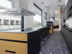 Uma máquina de café expresso, uma chaleira elétrica 