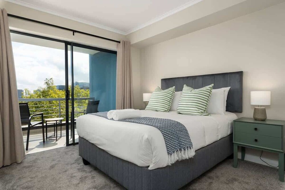 Modern 2 Bed Century City Apartment, Pool + Braai - Kapstadt | FeWo-direkt