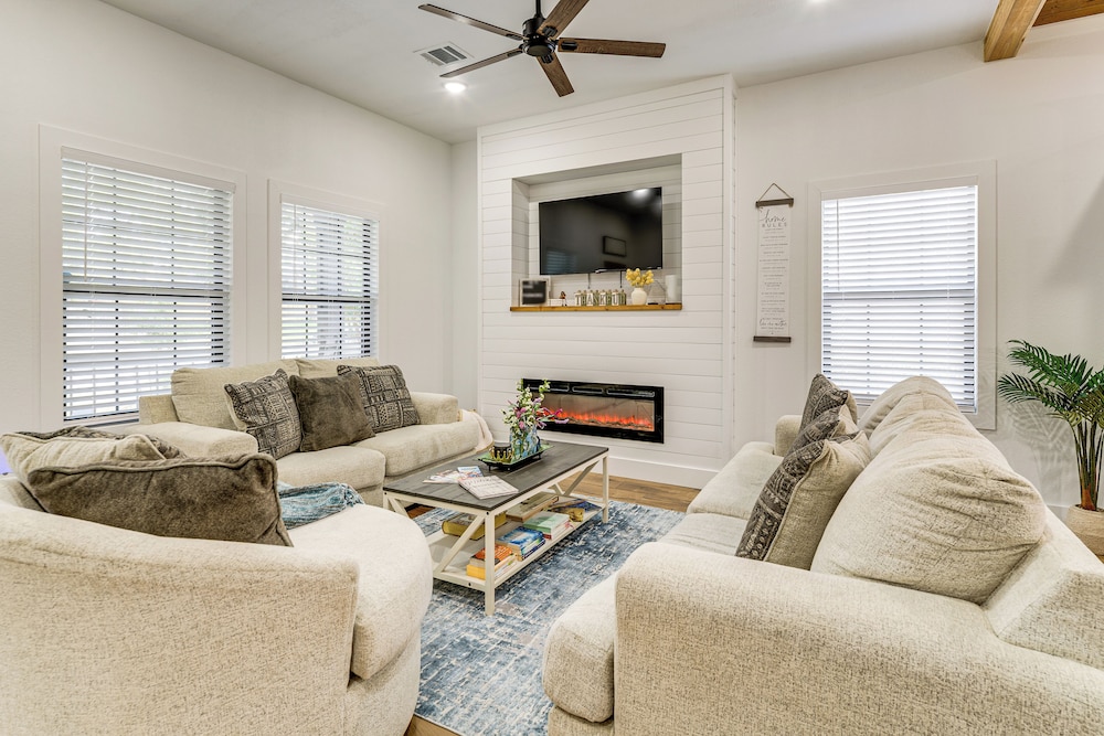 1 Mi To Dtwn Brenham! 'The Bell & Bloom Cottage' - Brenham, TX