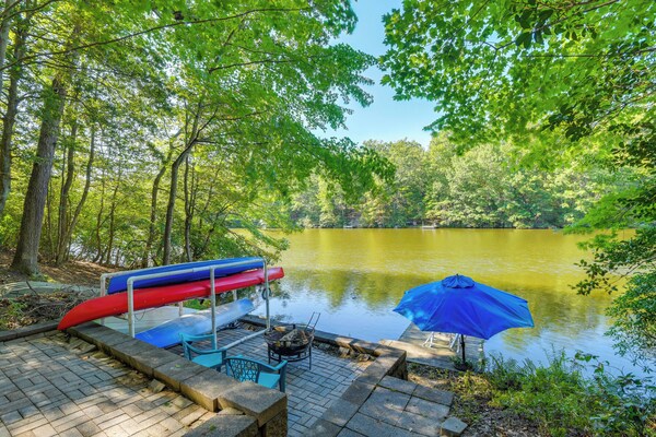 Lakefront Log Cabin Retreat W/ Hot Tub + Kayaks! - Lusby, MD