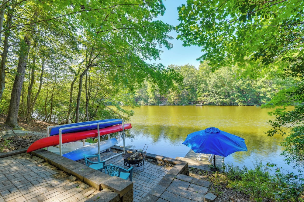 Lakefront Log Cabin Retreat W/ Hot Tub + Kayaks! - Lusby, MD
